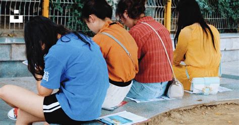 회색 대리석 벤치에 앉아있는 파란색 크루 넥 셔츠를 입은 여자 사진 Unsplash의 무료 소녀 이미지