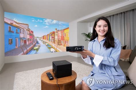 엡손 스마트 미니 프로젝터 깔끔한 디자인에 뛰어난 화질까지 연합뉴스