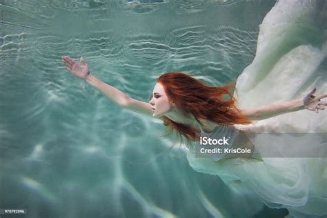 수 중 소녀입니다 아름 다운 빨간 머리 여자는 하얀 드레스를 입고 물 속에서 수영 개수대에 대한 스톡 사진 및 기타 이미지