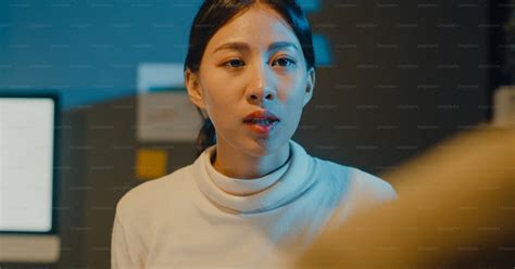 행복한 젊은 아시아 사업가와 사업가들이 만나 프로젝트에 대한 몇 가지 새로운 아이디어를 브레인 스토밍하고 함께 일하는 파트너에게 성공 전략을 계획하는 것은 작은 현대 야간