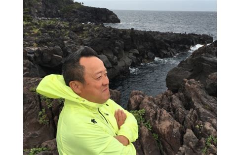 曾志伟全家近照，离婚42年前妻仍照顾爸妈，好福气！