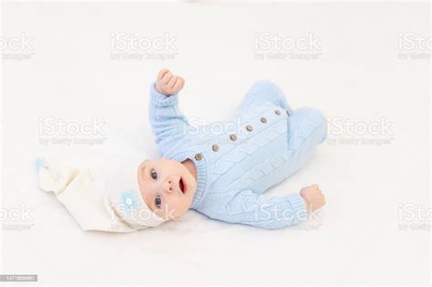 잠자는 모자를 쓰고 침대에 누워 있는 아기 어린이를위한 섬유 및 침구 아기의 아침 1개월에 대한 스톡 사진 및 기타 이미지 1개월 귀여운 남성 Istock