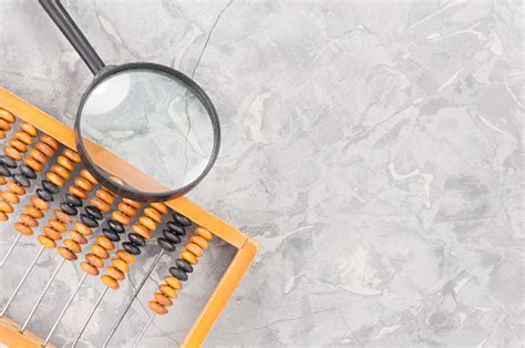 검은 플라스틱으로 돋보기 옆에 오래 된 나무 주 판 깨지는 회색 콘크리트에 처리 0명에 대한 스톡 사진 및 기타 이미지 0명 갈색 강철 Istock