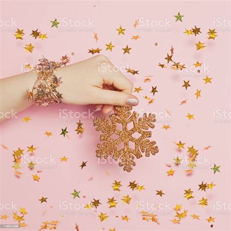 크리스마스 장식 배경입니다 골드 Xmas 장식 눈송이 손에 핑크 배경과 금 불고 색종이 별 12월에 대한 스톡 사진 및 기타 이미지 Istock