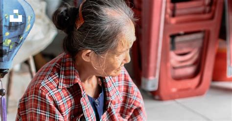 빨간색 흰색 파란색 격자 무늬 드레스 셔츠를 입은 여자가 바닥에 앉아 있습니다 사진 Unsplash의 무료 음식 이미지