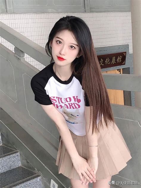 街拍美女：紧身打底裤展现多变的穿衣风格！ 搜狐大视野 搜狐新闻