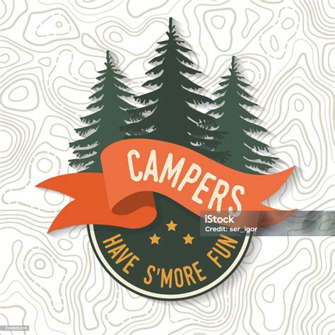 야영객들은 더 재미있게 놀 수 있습니다 야외 여름 캠프 로고 패치 벡터 이미지는 어떤 단계에서도 인공 지능 소프트웨어를 사용하지 않고 생성됩니다 캠핑에 대한 스톡 벡터 아트