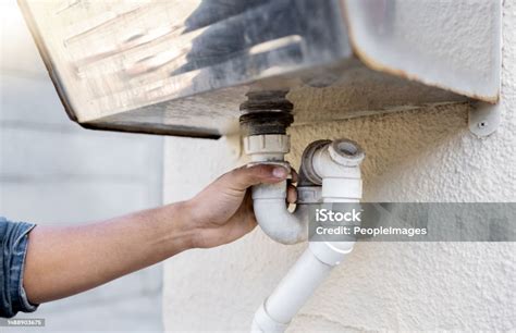 배관공 수도관 및 유지 보수 개조 및 건축업자 서비스를위한 인력 누수 배수 파손 및 수도꼭지 시스템 설치 싱크대 또는 수리를 위한 근접 촬영 핸디맨 파이프라인 및 배관 30