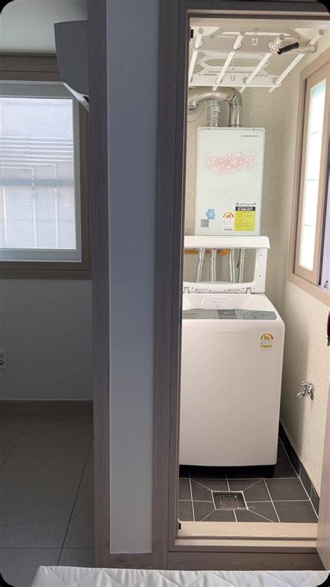 방 나오자 말자 바로 계약된 방 도배하고 있는 아주 엉망진창인 와중에도 고수분들 역시 바로 좋은방을 알아 보셨어요🥳 따로 빠져있는 세탁실 그리고 보이는 행거 놓을수