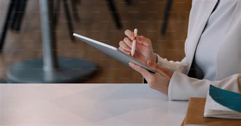 사업가가 직장에서 디지털 태블릿에 펜 스타일러스 그림을 들고 있다 사진 Unsplash의 태국 이미지