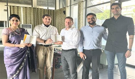 Parneet Sachdeva Meets Australia Mp Lop Matthew Guy Two Bestseller Books Released The Savera