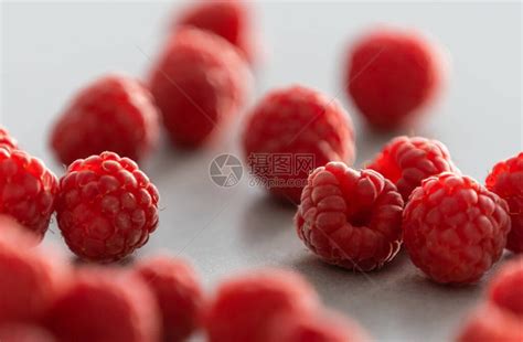 灰色背景巧克力上的红树莓果高清图片下载 正版图片 摄图网