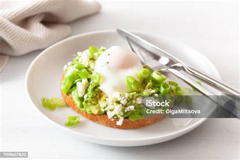 데친 달걀과 페타 치즈를 곁들인 아침 아보카도 샌드위치 건강한 식생활에 대한 스톡 사진 및 기타 이미지 건강한 식생활 골파 그리스 음식 Istock