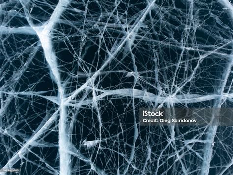 얼어 붙은 호수에 하얀 거품과 균열이있는 겨울 얼음의 자연스러운 질감 얼어붙은 바이칼 호수 표면의 얼음과 균열의 추상적인 배경 0명에 대한 스톡 사진 및 기타 이미지