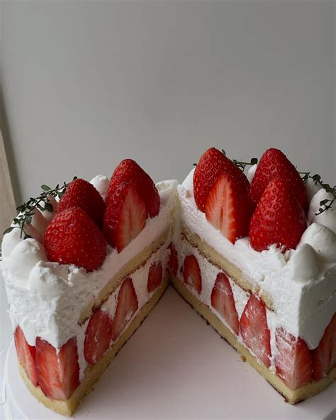 쉼 베이커리 딸기케이크 오픈 하자마자 많은분들께서 예약문의 주시고 있어 너무 감사할 따름입니다🙏 겨울철 달콤한 딸기와 부드러운 크림이 가득 담긴 딸기케이크로 특별한