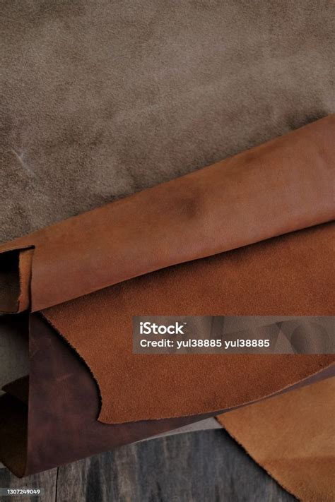 가죽 갈색 조각과 롤 가죽 가공 브라운 컬러의 진짜 가죽 조각 세트 정품 가죽으로 의류 신발 및 액세서리의 제조 공예 자재 가죽 질감 0명에 대한 스톡 사진 및 기타 이미지
