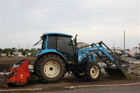 농촌 생활의 동반자 트랙터
