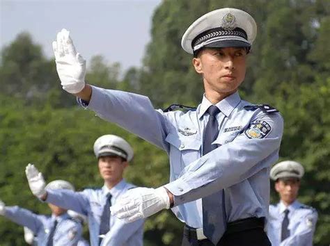 常见的8种交警手势Mark一下 搜狐汽车 搜狐网