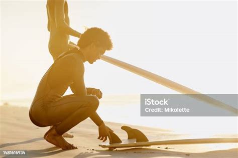 모형 피트니스 및 서핑 보드 수상 스포츠 및 건강 균형 및 건강한 라이프 스타일을위한 운동 남성 서퍼 운동 선수 및 남자 야외