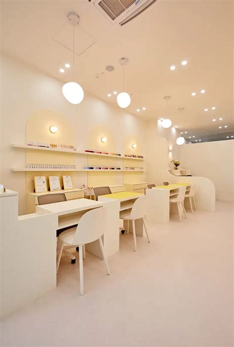 옐로우 컬러와 조명으로 밝은 분위기의 17평 네일 뷰티샵 인테리어 인천 연수구 송도