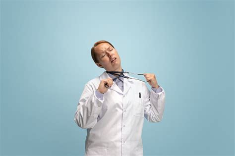 직장에서 청진기를 가진 여성 의사 치료 또는 의료 고문의 초상화 재미있는 밈 감정 의료 의료 의학 및 유머의 개념 30 34세에 대한 스톡 사진 및 기타 이미지 Istock