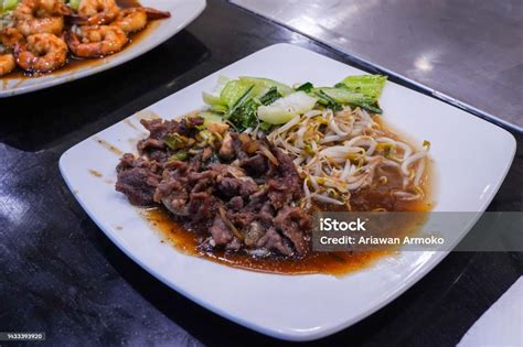 Teppanyaki 구운 새우 고기 소스 조미료와 겨자 채소 접시에 콩나물 일본식 및 한국 그릴 0명에 대한 스톡 사진 및 기타