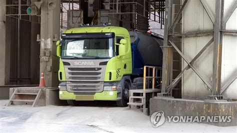 시멘트 옮겨 싣는 트레일러