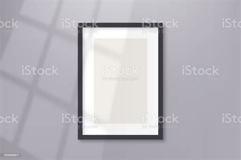 오버레이 그림자가 있는 전면의 라이트 월에 걸려 있는 사실적인 빈 그림 프레임 모의 구성을 위한 디자인 템플릿입니다 0명에 대한