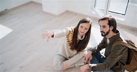 새로운 평면 새 집 재배치 개념으로 움직이는 열쇠를 가진 행복한 젊은 부부의 상위 뷰 사진 Unsplash의 첫 번째 집 이미지