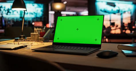 그린 스크린 크로마키 모형 디스플레이가 있는 나무 책상 위에 서 있는 노트북 컴퓨터 창의성과 혁신적인 아이디어를 촉진하는 창의적인 사무실 및 작업 환경 노트북에 대한 스톡