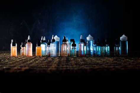 Vape 개념입니다 구름과 어두운 배경에 Vape 액체 병 연기 빛 효과입니다 배경 또는 Vape 광고 Vape 배경으로 유용 합니다 Cartomizer에 대한 스톡 사진