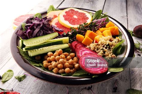 부처님 건강 한 다이어트의 개념의 그릇 Chickpeas 샐러드 사탕 무 호박 오이 자 몽 양배추 Tabouleh 공정한 음식입니다 0명에 대한 스톡 사진 및 기타 이미지