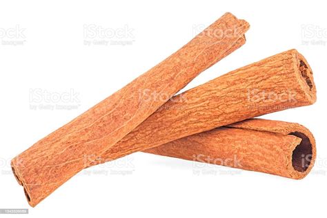 향기로운 계피는 흰색 배경에 고립 되어 있습니다 세 계피 스틱 건강관리와 의술에 대한 스톡 사진 및 기타 이미지 건강관리와 의술 계절 계피 Istock