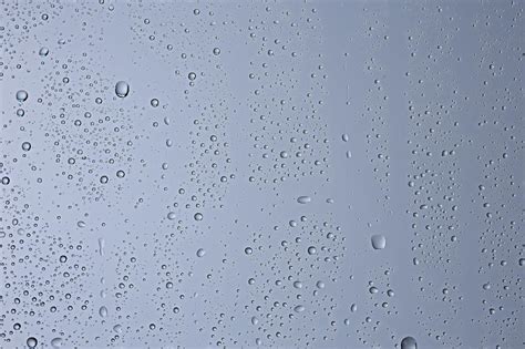 회색 젖은 배경빗방울이 창 날씨 유리에 투명한 배경 물방울 프리미엄 사진