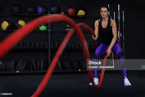 체육관에서 강도 훈련 하는 동안 전투 밧줄을 사용 하 여 여자적합 Active Fault에 대한 스톡 사진 및 기타 이미지 Active Fault 경쟁 근육질 체격