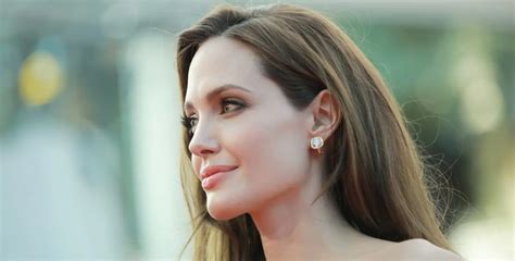 أنجيلينا جولي تصطحب أطفالها لتناول السوشي وهكذا بدت إطلالتها فوشيا