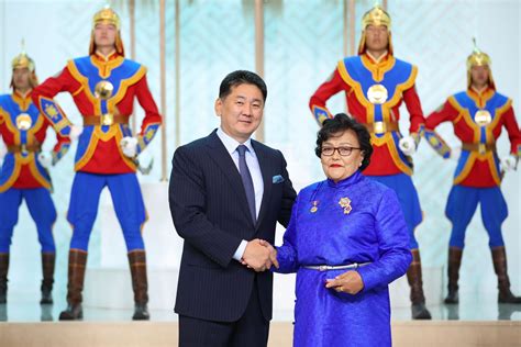 Сувилагчдад төрийн дээд шагнал одон медаль гардууллаа