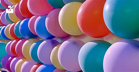 풍선 무리가 벽에 늘어서 있습니다 사진 Unsplash의 무료 풍선 이미지