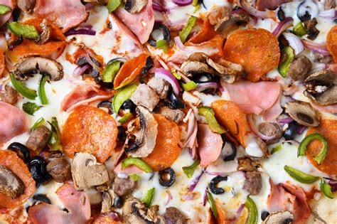 토마토 페퍼로니 치즈 양파 소스를 곁들인 이탈리안 피자 의 패턴 위에서 볼 수 있습니다 0명에 대한 스톡 사진 및 기타 이미지 Istock