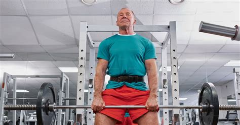 녹색 셔츠와 빨간 반바지를 입은 남자가 체육관에서 바벨을 들어 올립니다 사진 Unsplash의 체육관 이미지