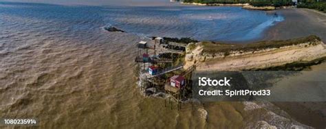 전통적인 어 부 지롱드 Meschers쉬르지롱드 프랑스의 강어귀에 있는 석회암 절벽의 바닥에 나무 오두막 샤랑트마리팀에 대한 스톡 사진 및 기타 이미지 Istock