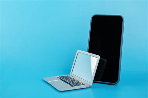 파란색 배경에 전화 및 노트북 현대 가제트 구입 복사 공간 0명에 대한 스톡 사진 및 기타 이미지 0명 공란 노트북