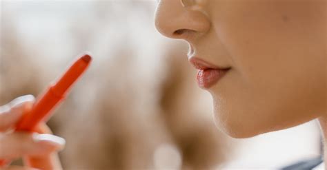 실내 개인 관리 개인 미용 관능적인 근접 촬영 디테일 라이프스타일 립 케어 립스틱 메이크업 메이크업 응용 뷰티 루틴 빨간 립스틱 사람 성인