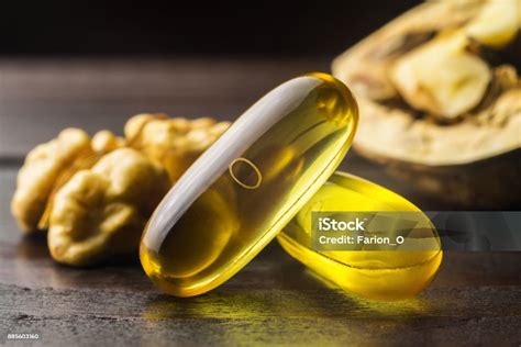 노란색 캡슐 오메가 3 지방산 어두운 나무 테이블 매크로 이미지에 호두 커널 생선 기름 0명에 대한 스톡 사진 및 기타 이미지 0명 개념 개체 그룹 Istock