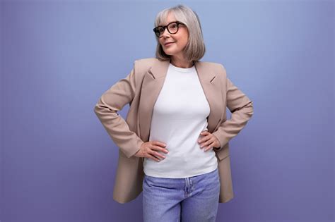 복사 공간이 있는 밝은 배경에 재킷을 입은 회색 머리를 가진 성공적인 성숙한 여자 할머니 할머니에 대한 스톡 사진 및 기타 이미지 할머니 인물 사진 컷아웃 Istock