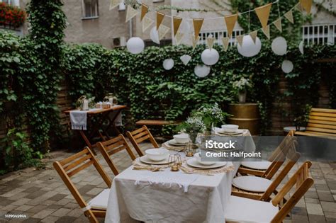 여름에 뒤뜰에있는 작은 리셉션에서 꽃이있는 축제 결혼식 테이블 설정 결혼 의식에 대한 스톡 사진 및 기타 이미지 결혼 의식