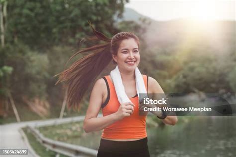 건강한 아시아 여성이 야외에서 조깅하고 있다 피트니스 소녀 달리기 야외 공원에서 운동하는 여성 Summer In The City에 대한 스톡 사진 및 기타 이미지 Istock