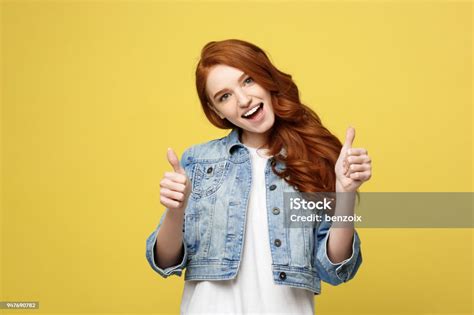 황금 노란 배경에 고립 된 복사 공간에 라이프 스타일 개념 행복 한 흥분된 Cuacaisan 관광 여자 가리키는 손가락 소녀에 대한 스톡 사진 및 기타 이미지 Istock