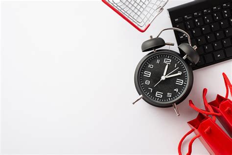 사이버 먼데이 개념 카피 공간이 있는 격리된 흰색 배경에 알람 시계 쇼핑 카트 키보드와 빨간색 종이 봉지의 상위 뷰 사진 0명에 대한 스톡 사진 및 기타 이미지 Istock