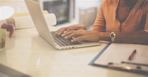 주말에 취업하십시오 집에서 일하는 아프리카계 미국인 여성 사진 Unsplash의 아프리카 계 미국인 여성 이미지